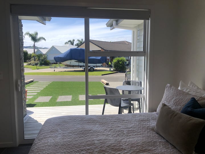Mermaid: Small Studio Private Room With Ensuite. - Whitianga