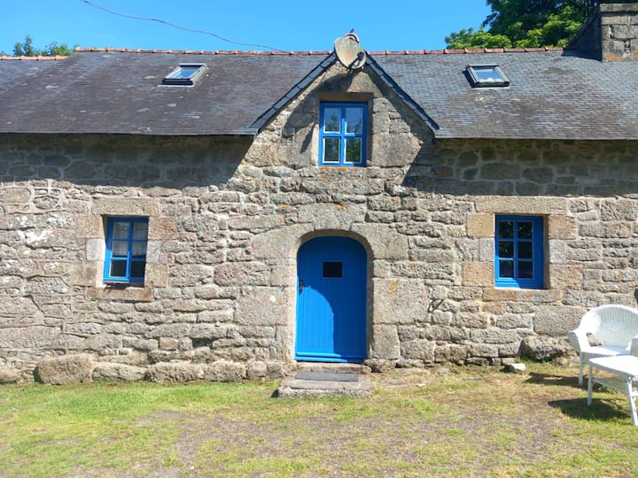 Three Bedroomed Stone Cottage - Rostrenen