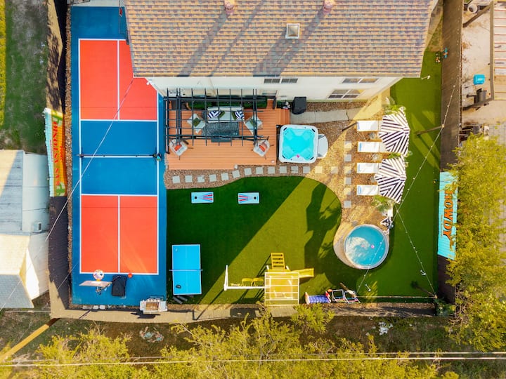 Backyard Oasis Pool Hot Tub Mini Golf 18 Guests - San Antonio
