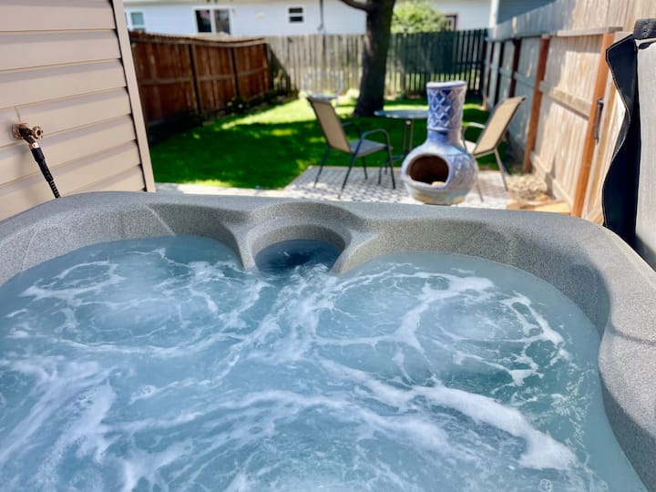 Chic Suite | I-90 & I-29 | Dogs Welcome | Hot Tub - Sioux Falls, SD