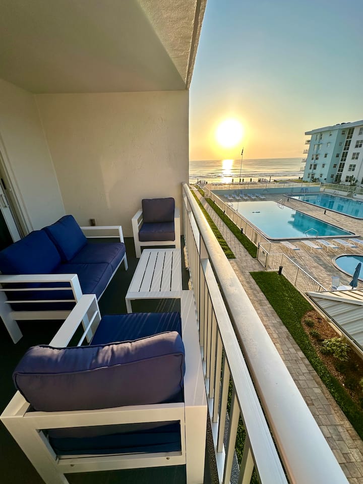 Beach Condo. Find Your “Inner Happy” - New Smyrna Beach, FL