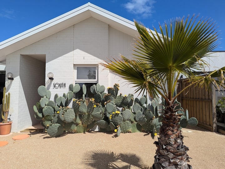 'South' Mid-century X Desert Home - Torquay