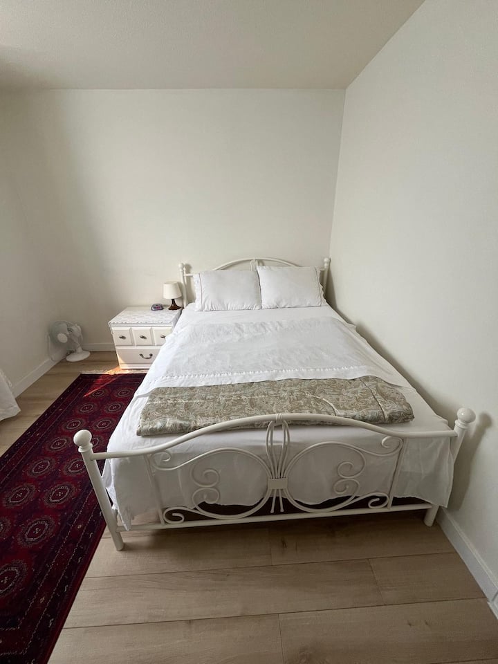 1 Bedroom Private Suite. - Surrey