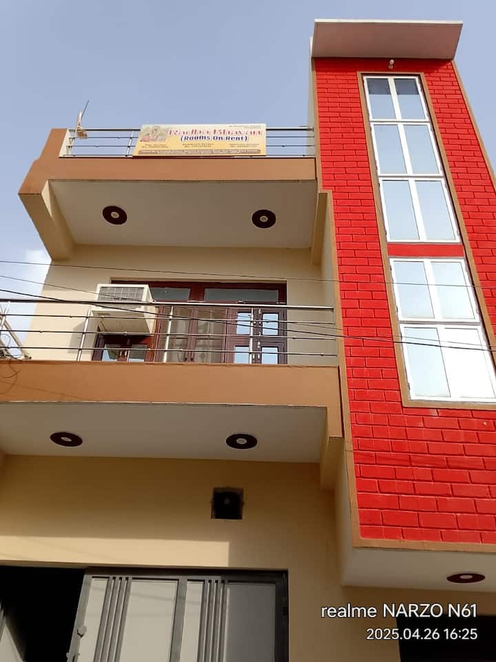 4 Bhk Radha Bhavan With Kitchen 
Entire Vila - Vrindavan