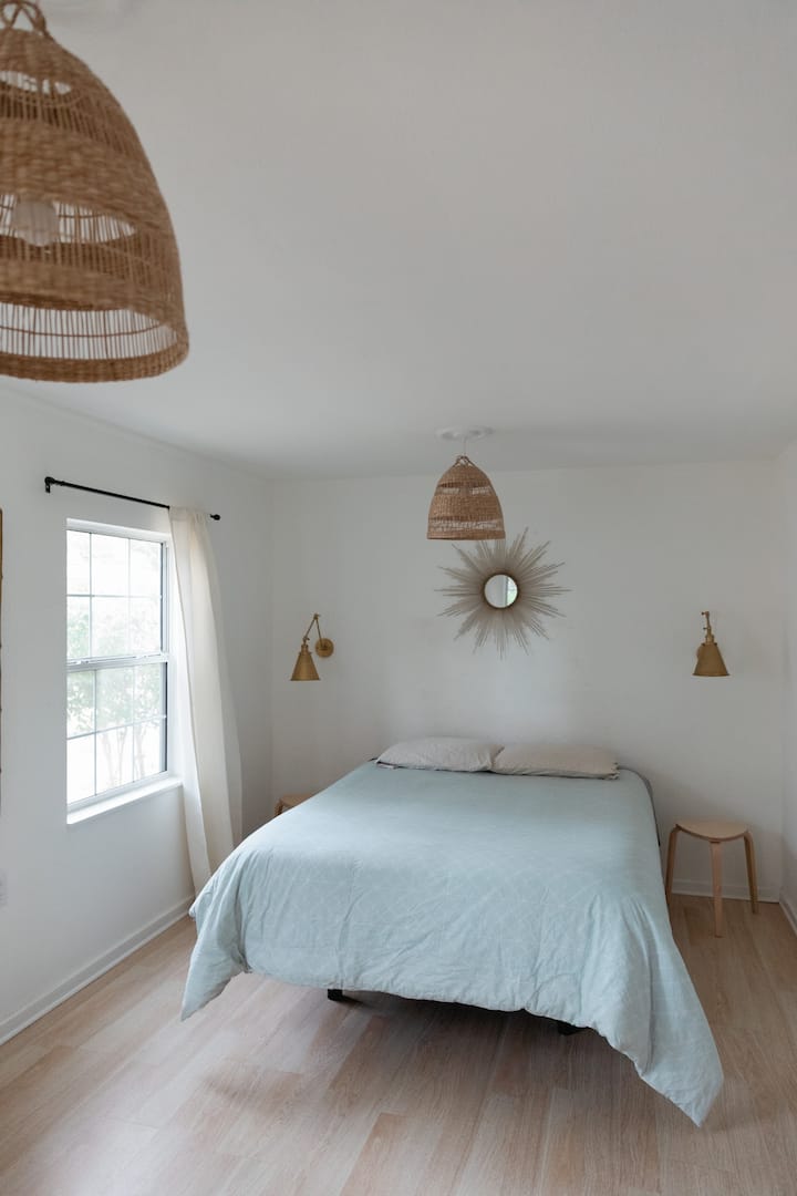 Reign’s Clearwater Cottage - Clearwater, FL