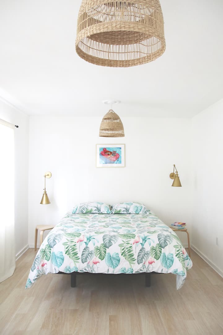 Reign’s Clearwater Cottage - Clearwater Beach, FL