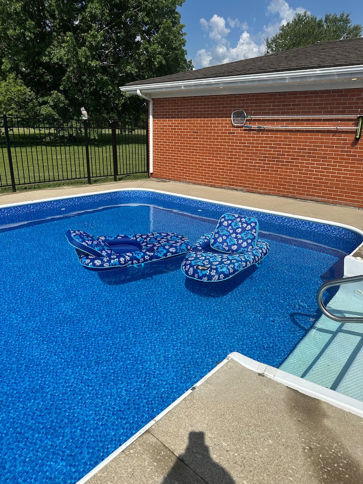 Red House Retreat-unique Getaway-pool-patio-quiet - Clay City, KY