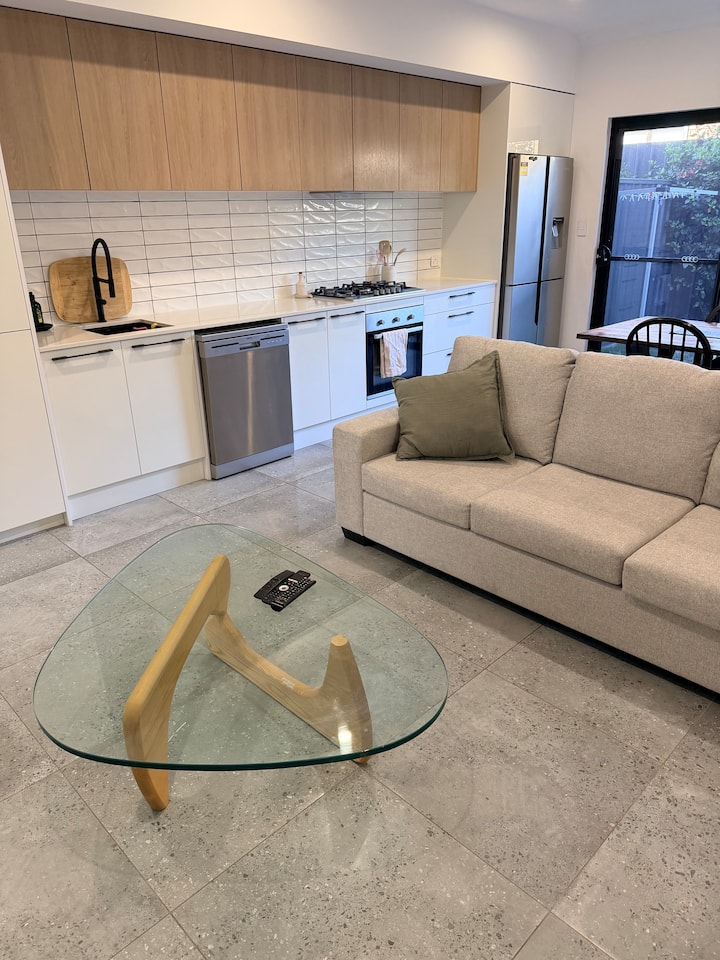 Between The City And Beach! - Adelaide