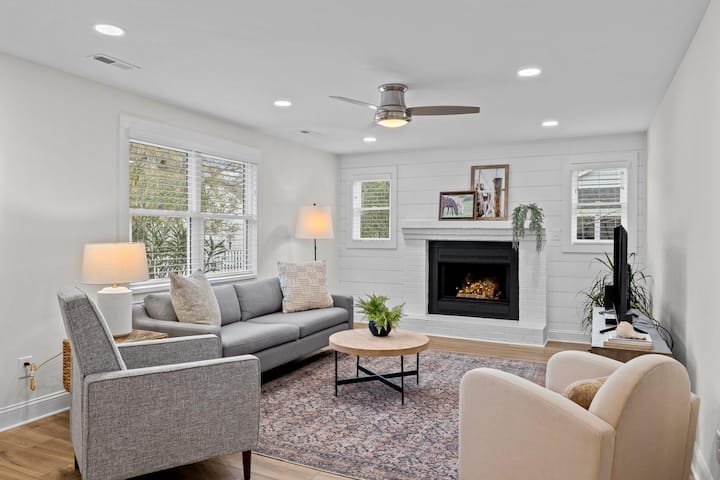 Newly Renovated + Pet Friendly | Coastal 3br - Beaufort