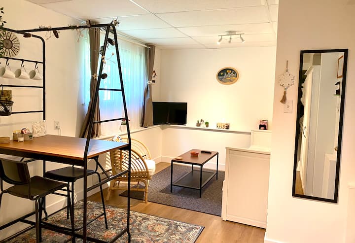 Cosy Private Unit
(Fully Furnished And Equipped) - Port Coquitlam