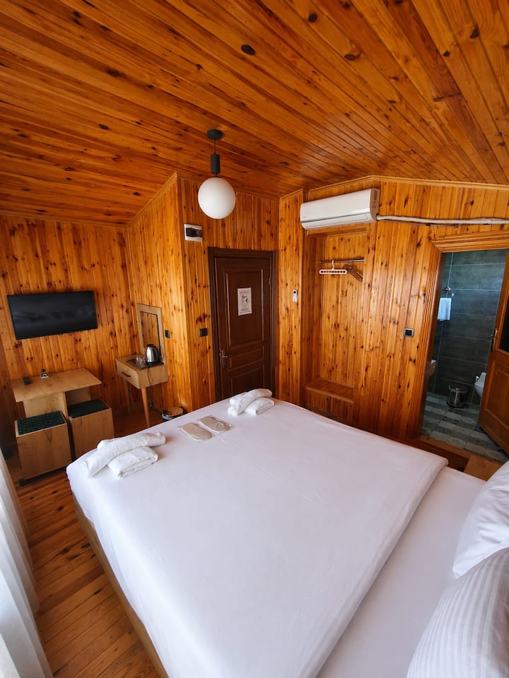 Partialseaview Wooden Dbl Room In Citycenter&metro - Istanbul