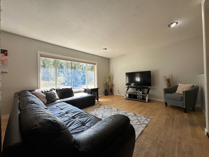 Cozy Top Floor With Wonderful Views - Castlegar