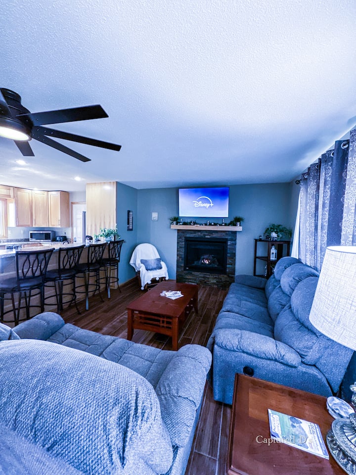 1 King & 2 Queen Bed Retreat - Sturgis, SD