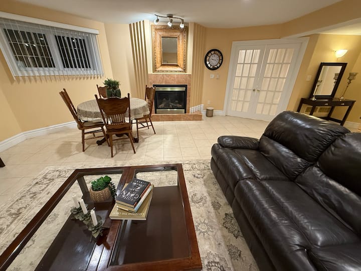 Cosy And Comfy Unit - Windsor