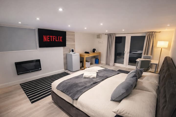 Modern Private Room • Free Parking • Near Centre - Manchester