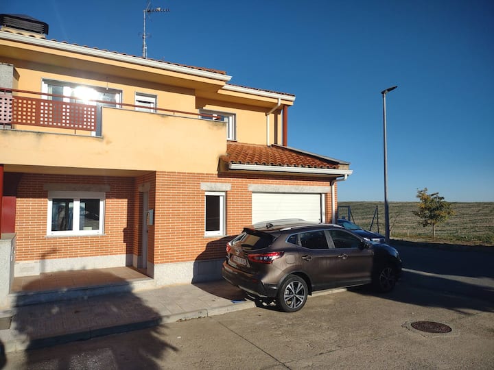 Hoekhuis In Dorp Vlakbij Salamanca - España