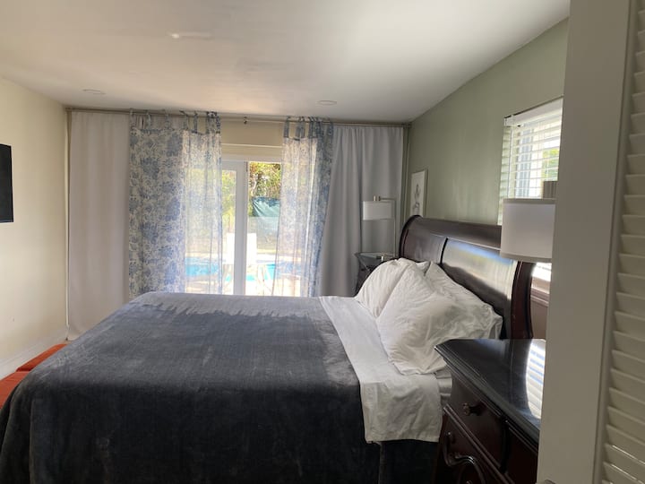 Master Bedroom With Pool Near 5th Ave - Public Beach, Naples