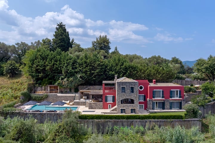 Stilvolle Villa Mit Blick Auf Das Meer Und Gouvia Marine Mit 6 Schlafzimmern Mit Bad! - Korfu