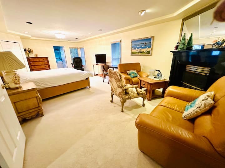 Master Room With Hot Tub, Warm Pool, Free Parking - Ladner