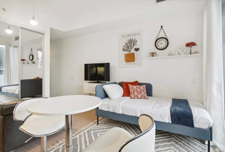 Bright & Cozy Condo W/ Private Balcony - Ent. Dist - Toronto