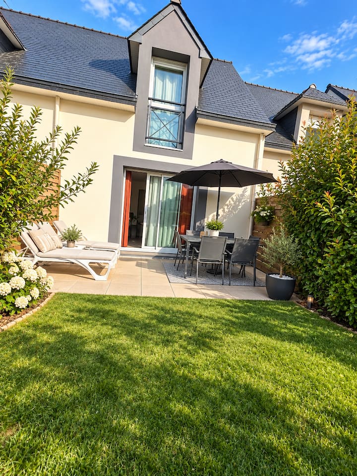 Semi-detached House With Private Terrace - Carantec