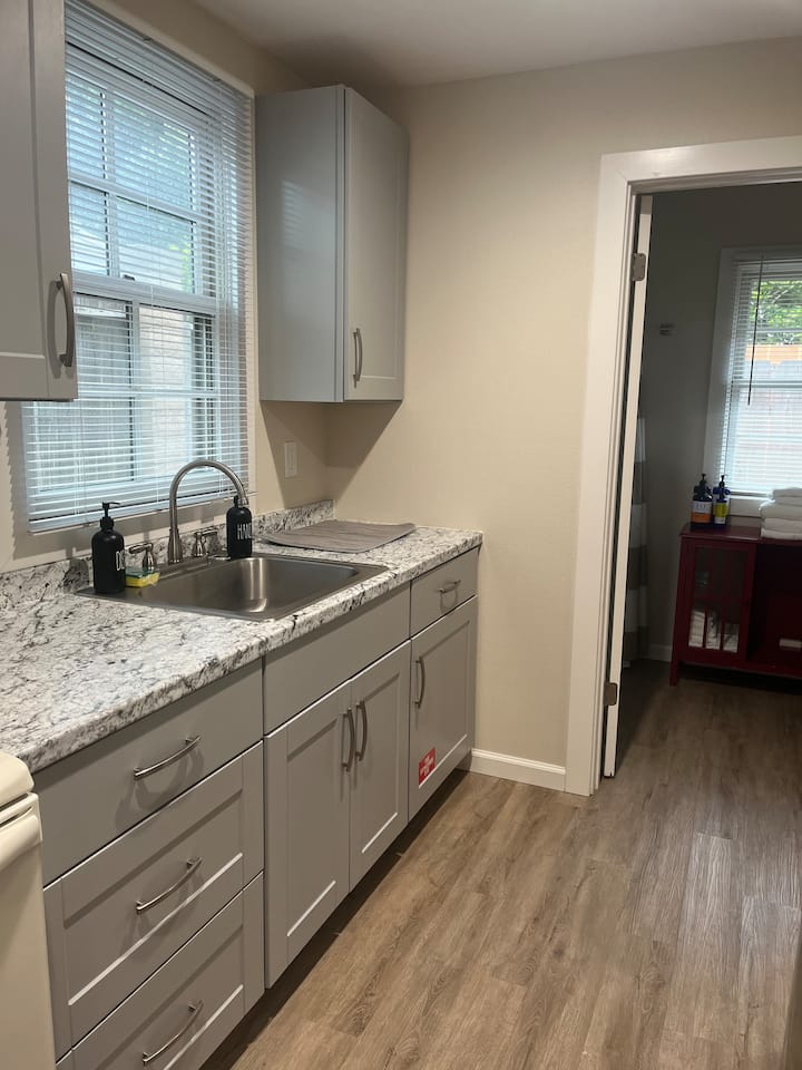 Private Studio With Full Kitchen & Laundry! - Salinas, CA