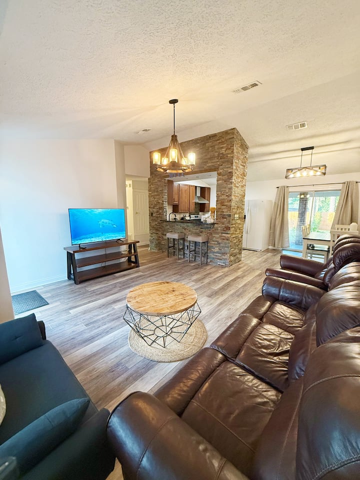 Hospital 2 Min. Airport 5 Min. The Best Location - Pensacola, FL