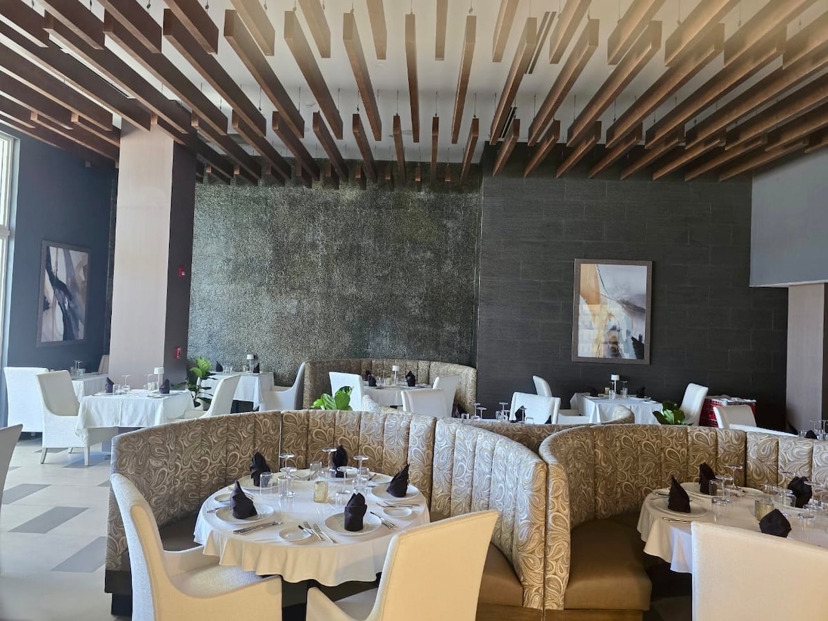 JW Marriott Luxurious Oceanview 3 chambres - Condos à louer à Upper ...