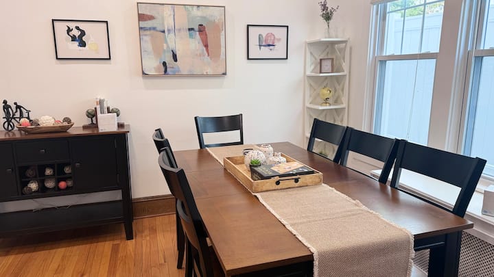 Modern And Cozy Pine Hills Home From Early 1900s - Albany, NY