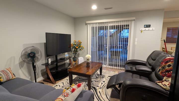 Charming, Spacious Suite W/private Office Area - Maple Ridge