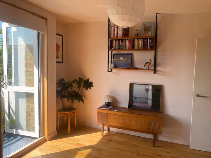 Spacious Home With Balcony And Office - Greenwich