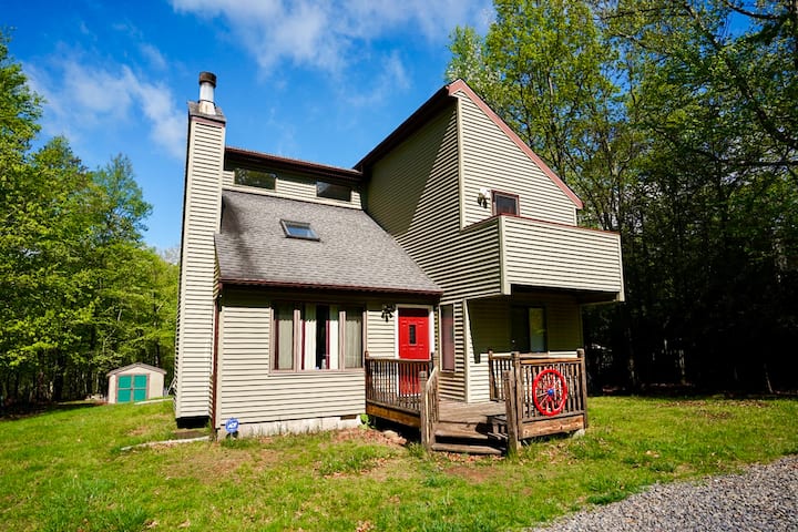 Serene Poconos Cabin Escape - Bushkill, PA