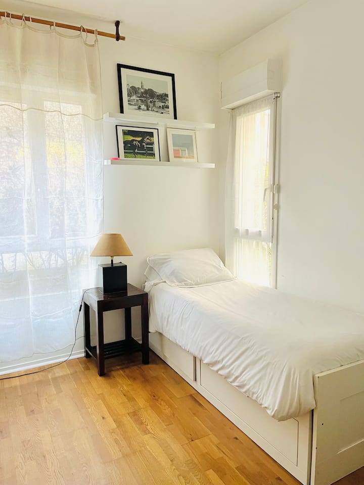 Cosy And Quiet  Room, View On Garden. - Paris