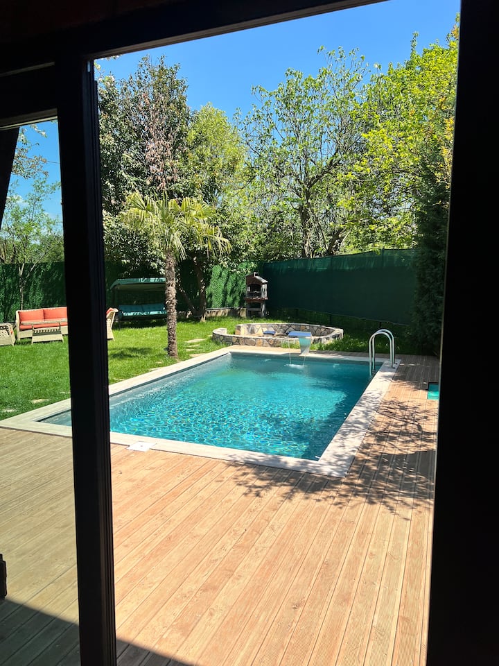 Tam Korunaklı 550 M2 Bahçeli  Sıcak Havuzlu - Kartepe