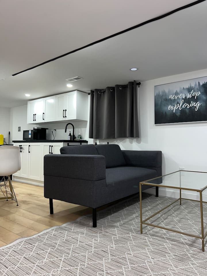 3 Min To Subway | Yonge/eglinton | Free Laundry - Toronto