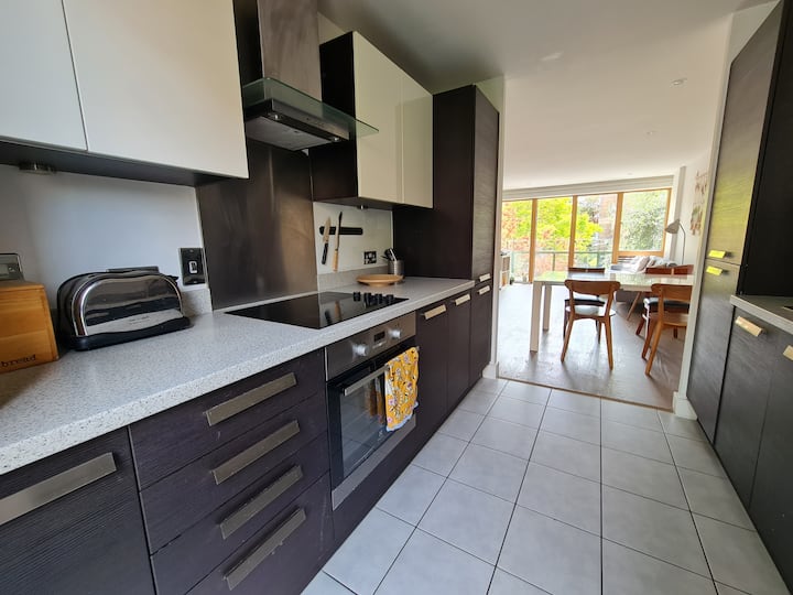 2 Bed Flat In Haggerston - London