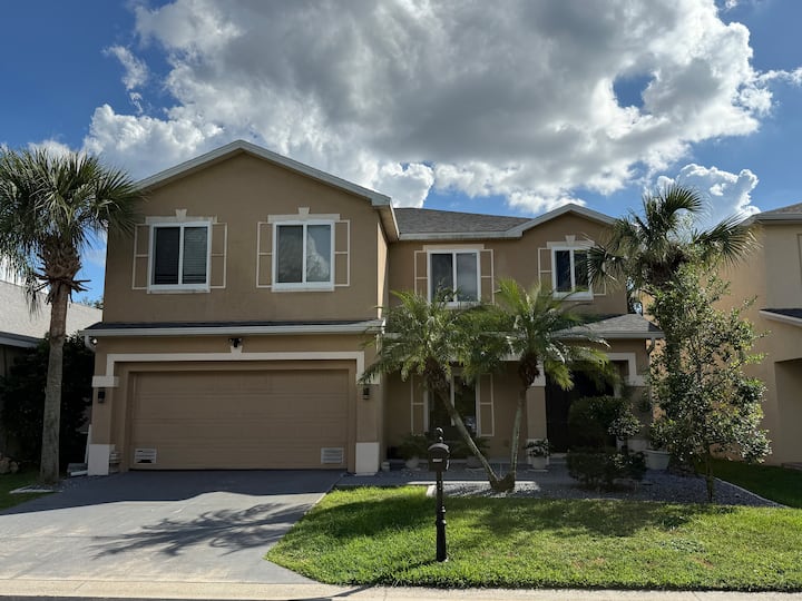 Spacious 5br W/hot Tub, Fenced Yard & Patio Lounge - Fort Myers