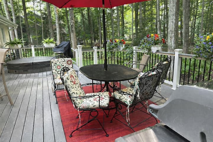 Quiet North Side Luxury Home With Hot Tub - Charlevoix, MI