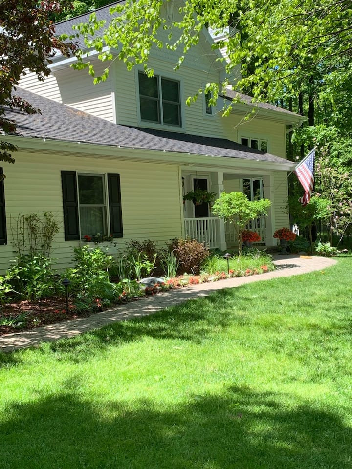 Quiet North Side Luxury Home With Hot Tub - Charlevoix, MI