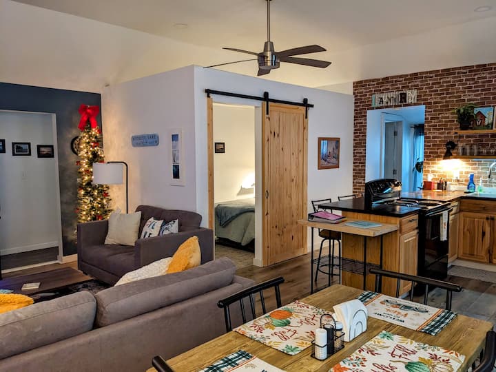 Relaxing 2 Bedroom Cottage Near Lake W/ Hot Tub - Lost lands festival