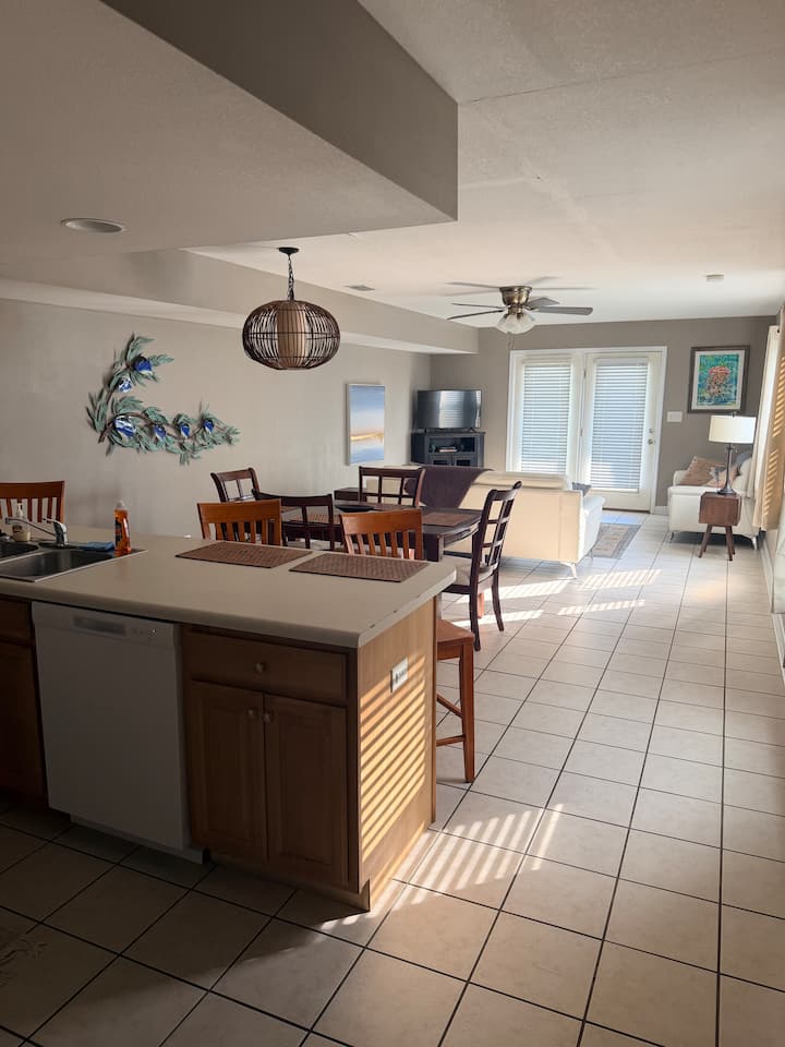 Walk Everywhere! Steps From The Beach! - Gulf Shores, AL