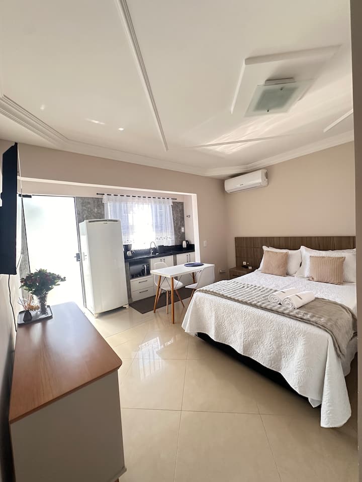 Kitnet Completa. Próx Br-101. Wi-fi, Ar E Cozinha. - Balneário Camboriú