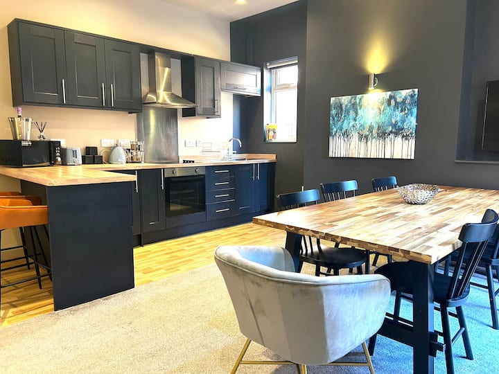 Spacious 3-bed Flat | Sleeps 8 | Parking - Loughborough