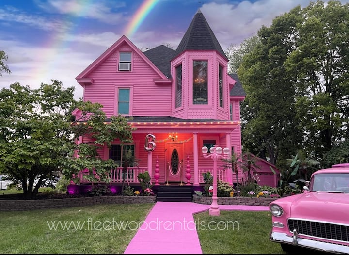 Barbiecore Castle Vibe’n In Dt Hudson - Hudson, WI