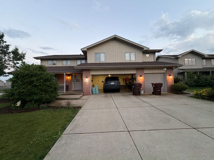 Amazing 5 Bedroom House - Tinley Park, IL