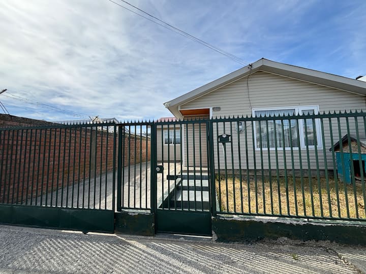 Acogedora Casa C/estacionamiento Priv Sector Norte - Punta Arenas