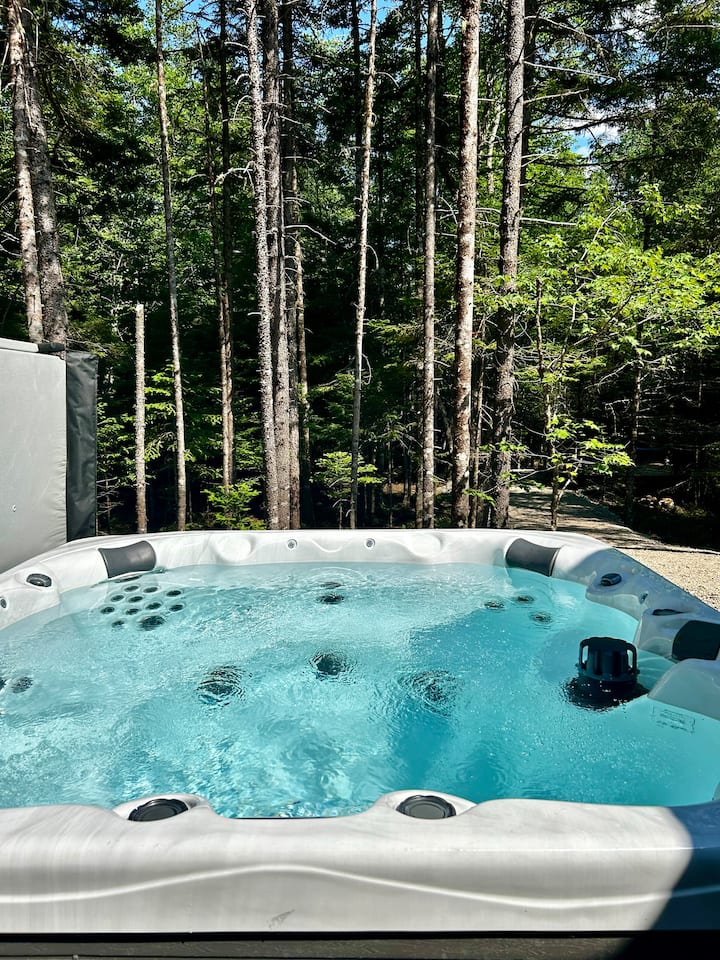 Serene Cottage On 10 Acres, Hot Tub, Lake Access - Nova Scotia