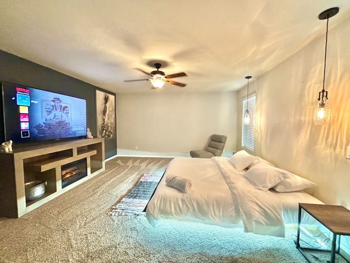 King Ste W/fireplace/120"curvedscreenmovietheater - Crosby, TX