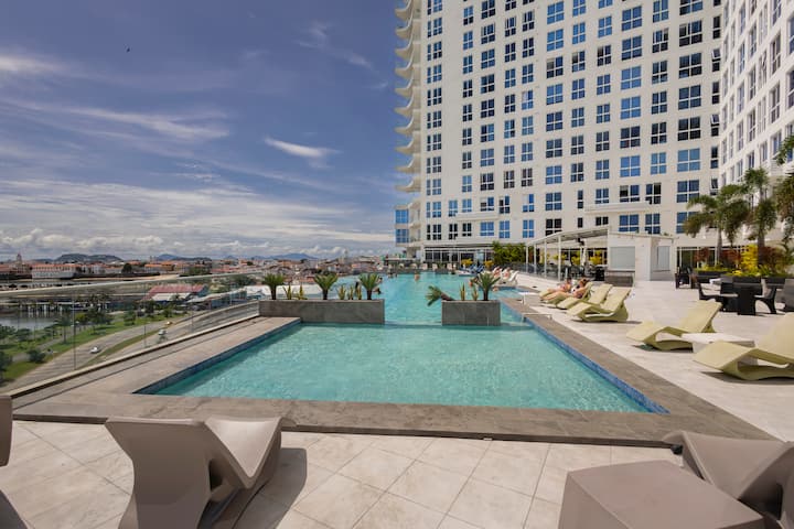 Oceanfront Skyline + Walk Cinta Costera +The Sands - Panama City