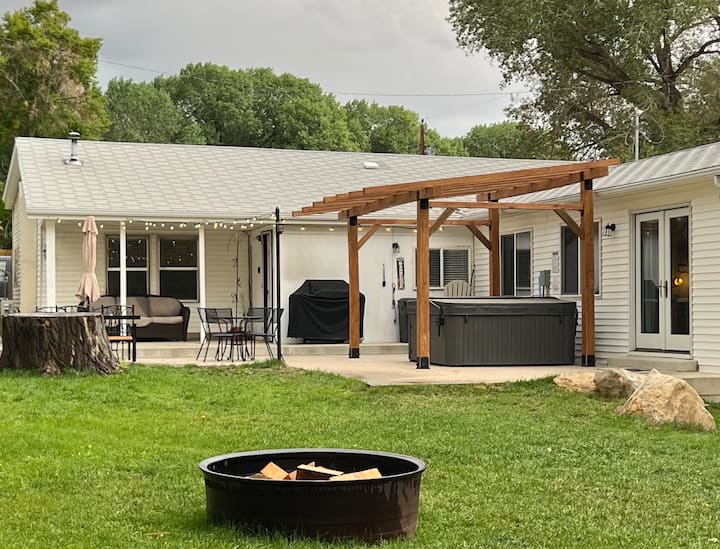 Flaming Gorge | Hot Tub | Boat Parking | Sleeps10 - Manila, UT